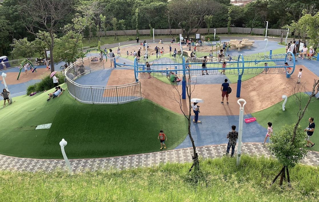 [新北景點]員山公園 遊逸之丘 超長溜滑梯 滑草場 溜索 遮陽玩沙推薦 新北共融式遊具 › Hi Mydream